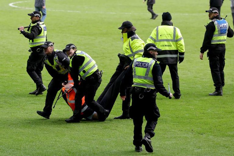 Cops blast 'shameful' Rangers v Celtic pitch invasion scenes as ...