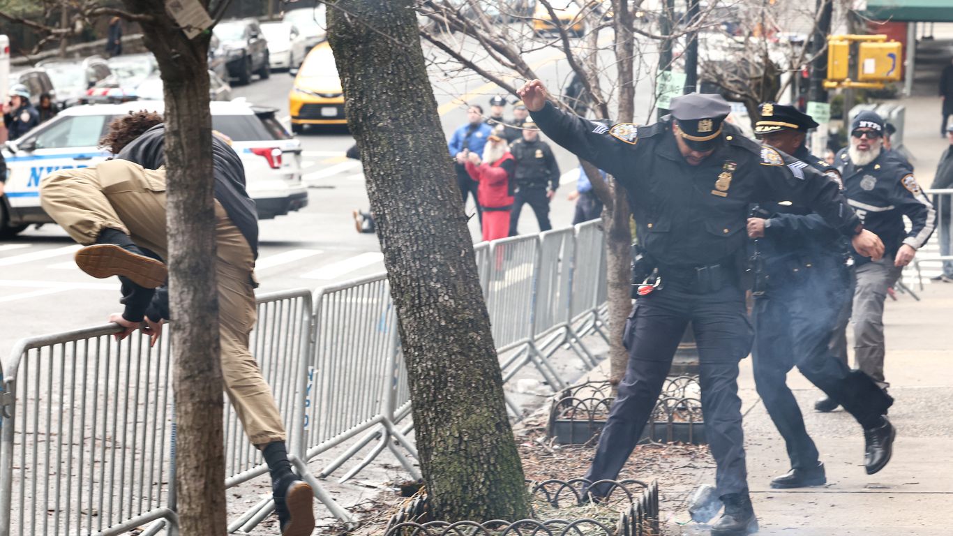 "Explosive" device thrown amid anti-Islam protest near NYC Mayor ...