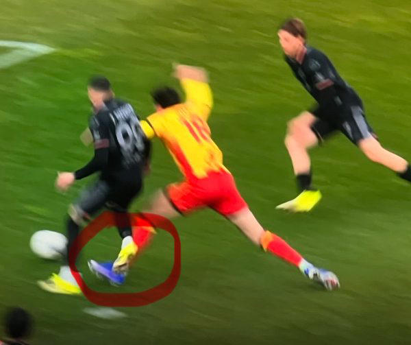 Lecce-Cremonese, Pistocchi incredulo mostra il frame del rigore non ...