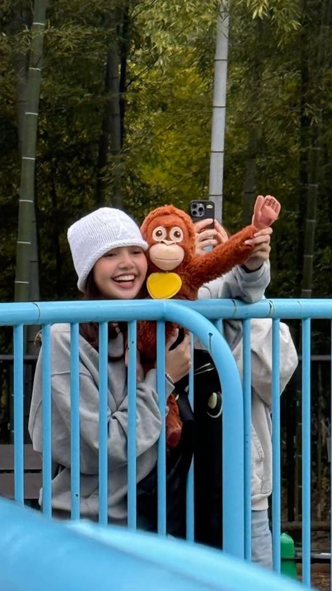 Lisa of Blackpink shows off her sweet encounter with 'Punch,' the viral ...