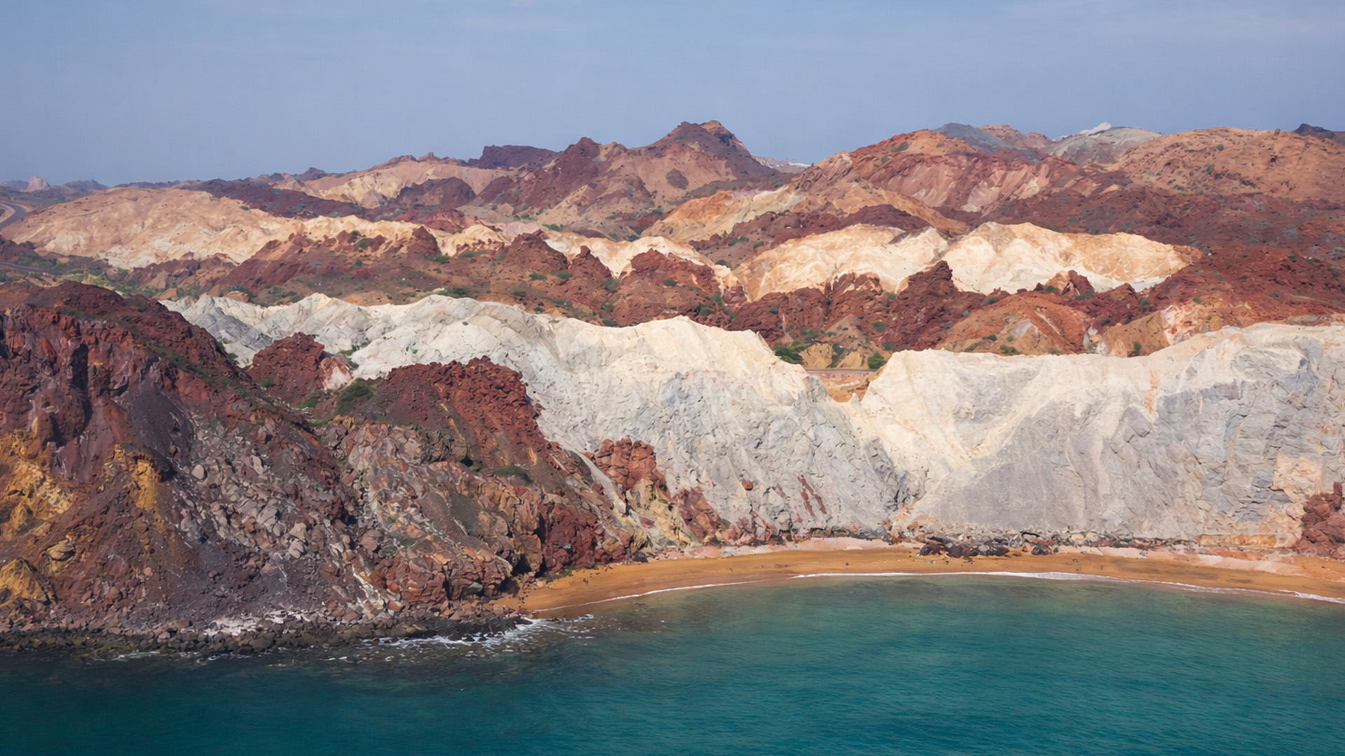 ¿Te gustaría conocer esta isla llena de color?