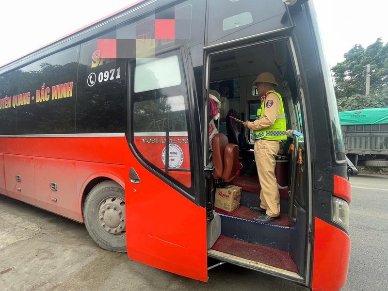 Xe khách 19 chỗ 'nhồi nhét' 60 người bị phạt hơn 200 triệu đồng