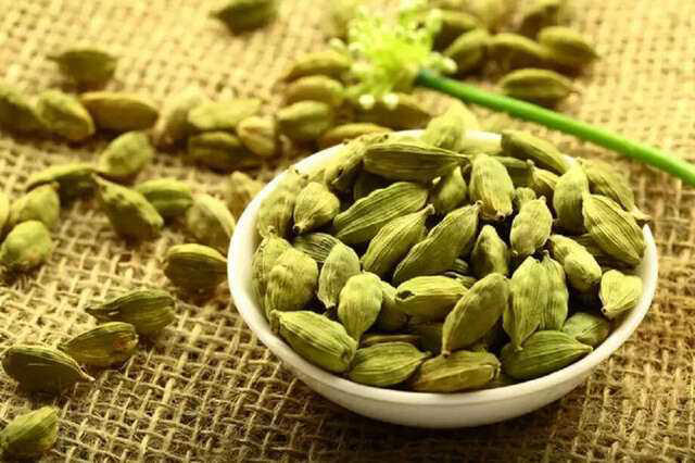 Health benefits of chewing green cardamom
