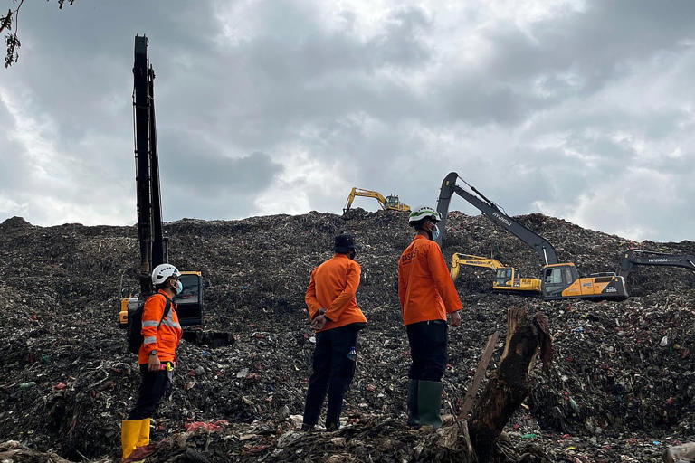 Waste mound collapse at Indonesia's largest landfill kills at least ...
