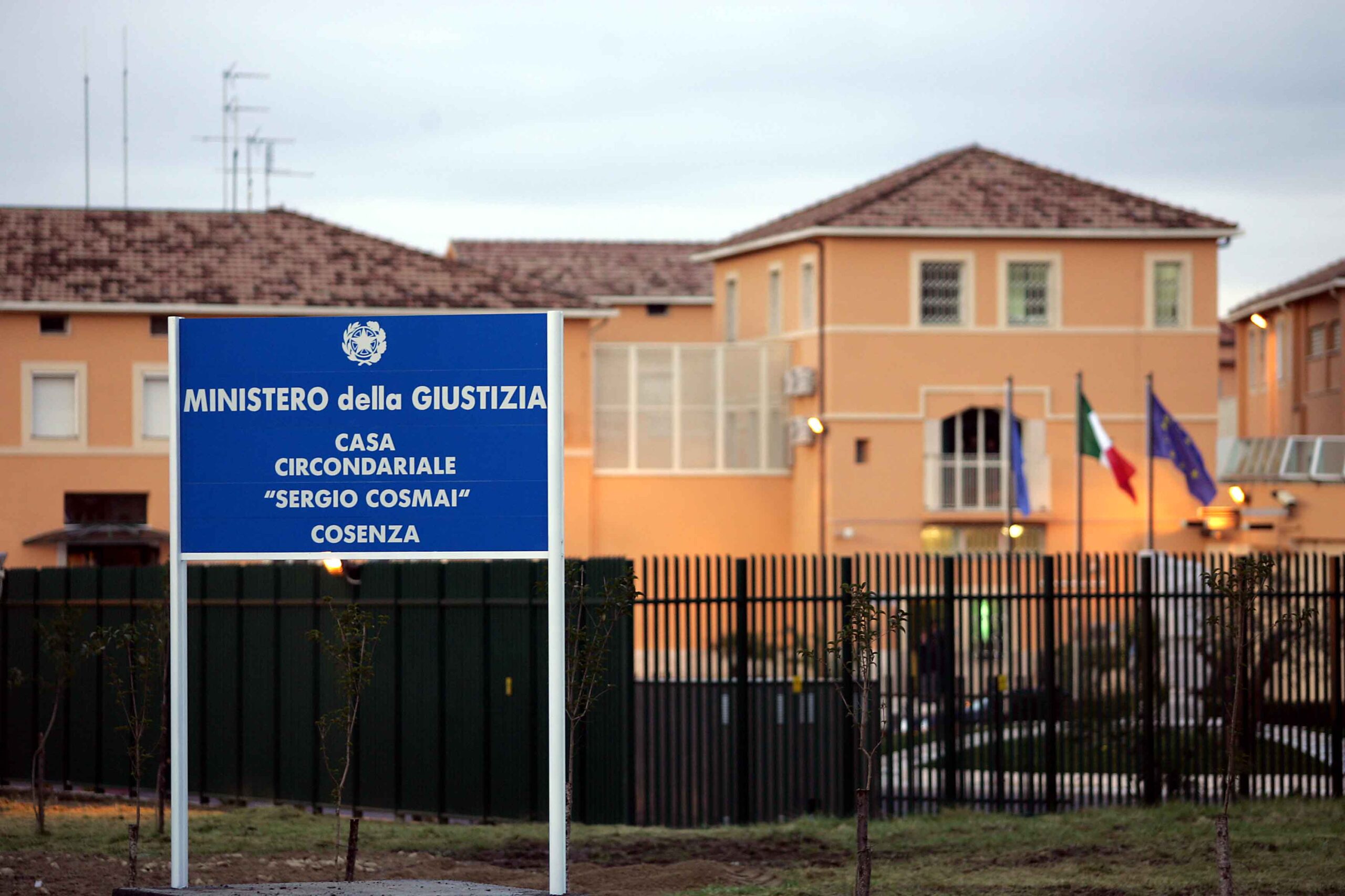 Telefoni cellulari nel carcere di Cosenza, 42 rinvii a giudizio i nomi