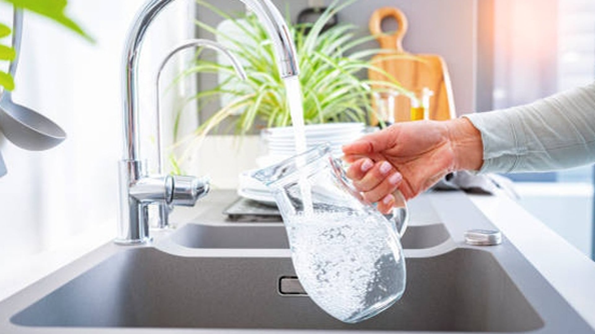 L’acqua di rubinetto fa davvero venire i calcoli renali?