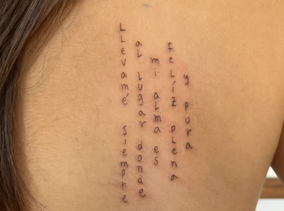 Con insólito error: influencer chilena es viral tras mostrar primer tatuaje