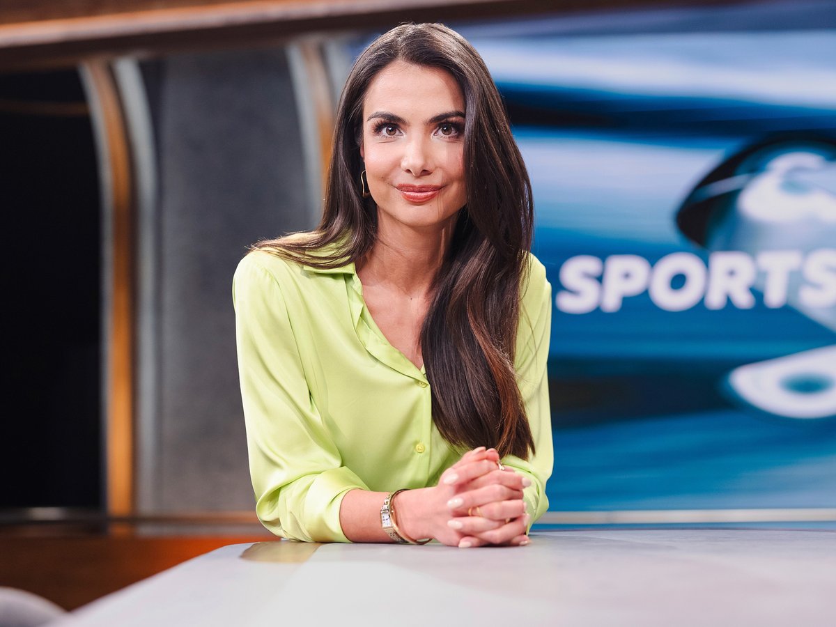 „Sportschau“-Moderatorin Lea Wagner zeigt ihren Babybauch im TV