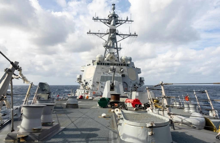 A US Navy destroyer vaporizes a drone swarm at sea with a powerful ...