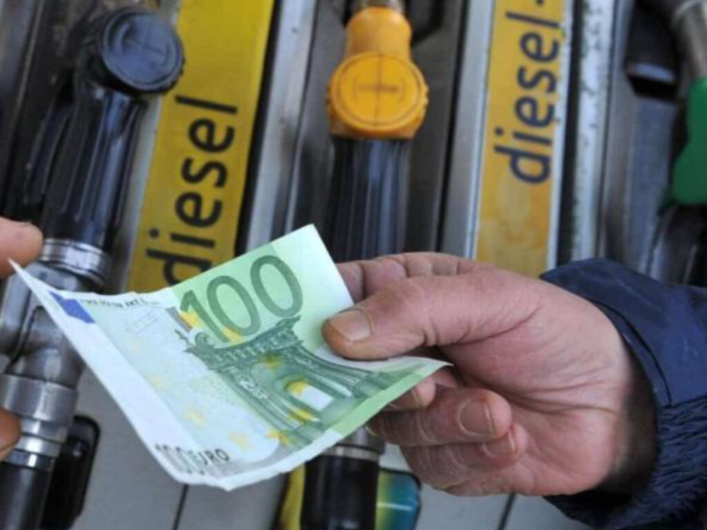 Bonus alla pompa: ecco come funzionerà lo sconto su benzina e diesel