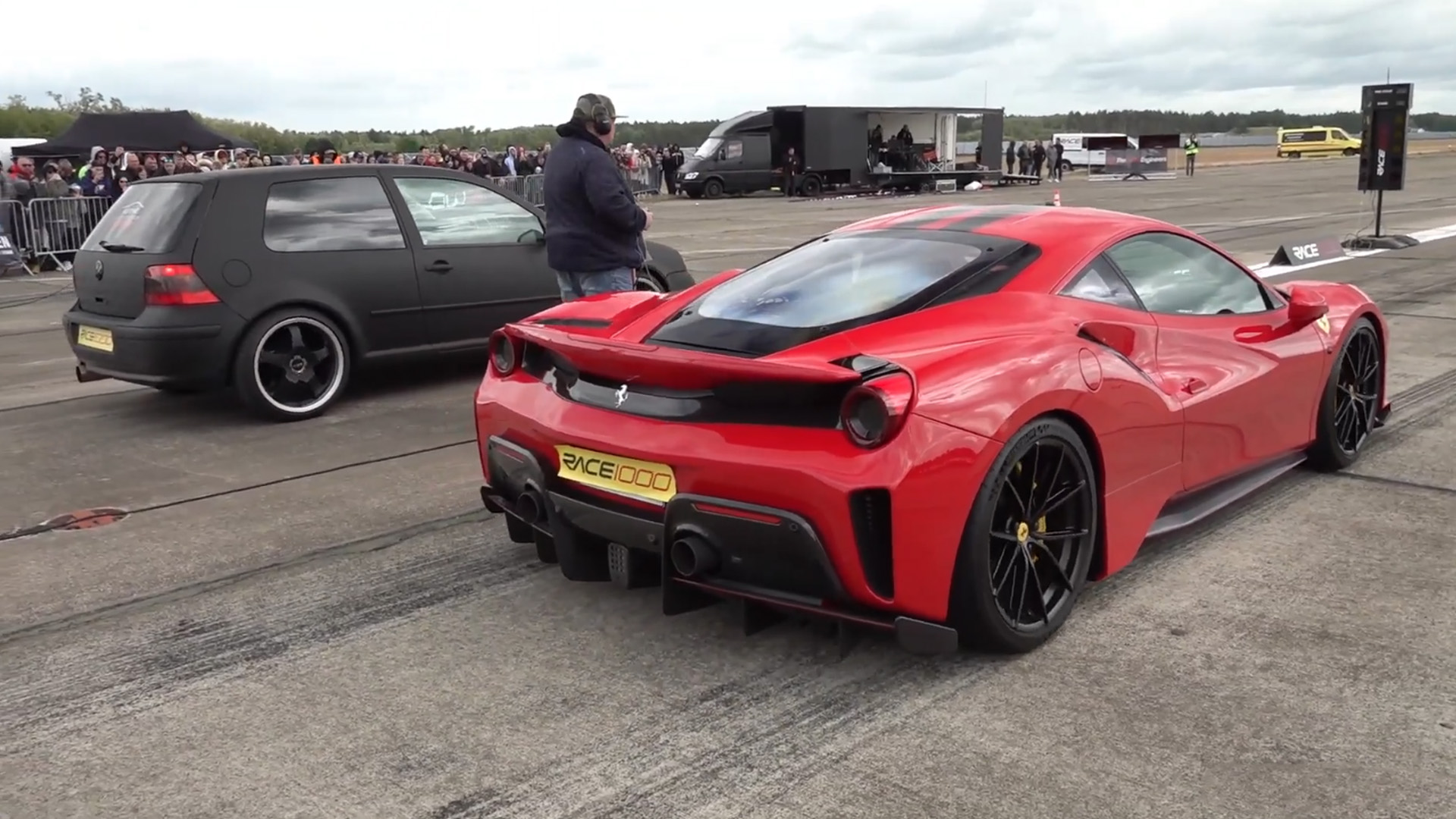 Una Volkswagen Golf modificata può battere una Ferrari 488 in drag race?