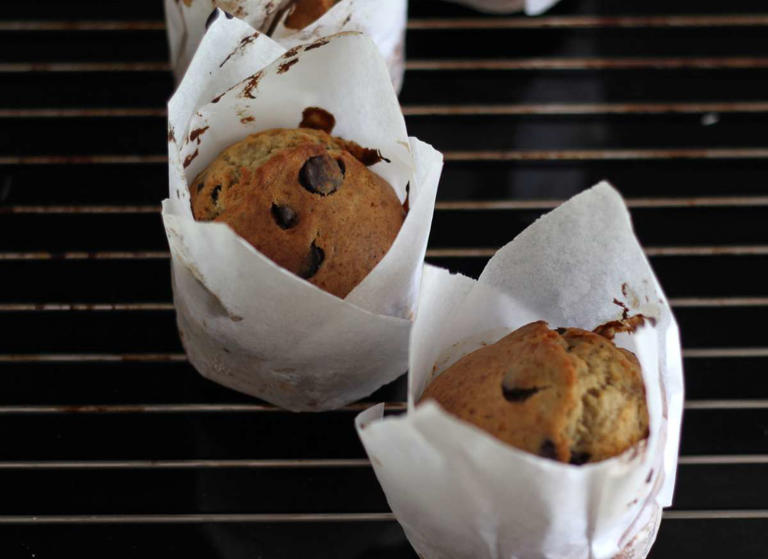 Extra gierige Muffins mit Banane und Schokoladenstückchen
