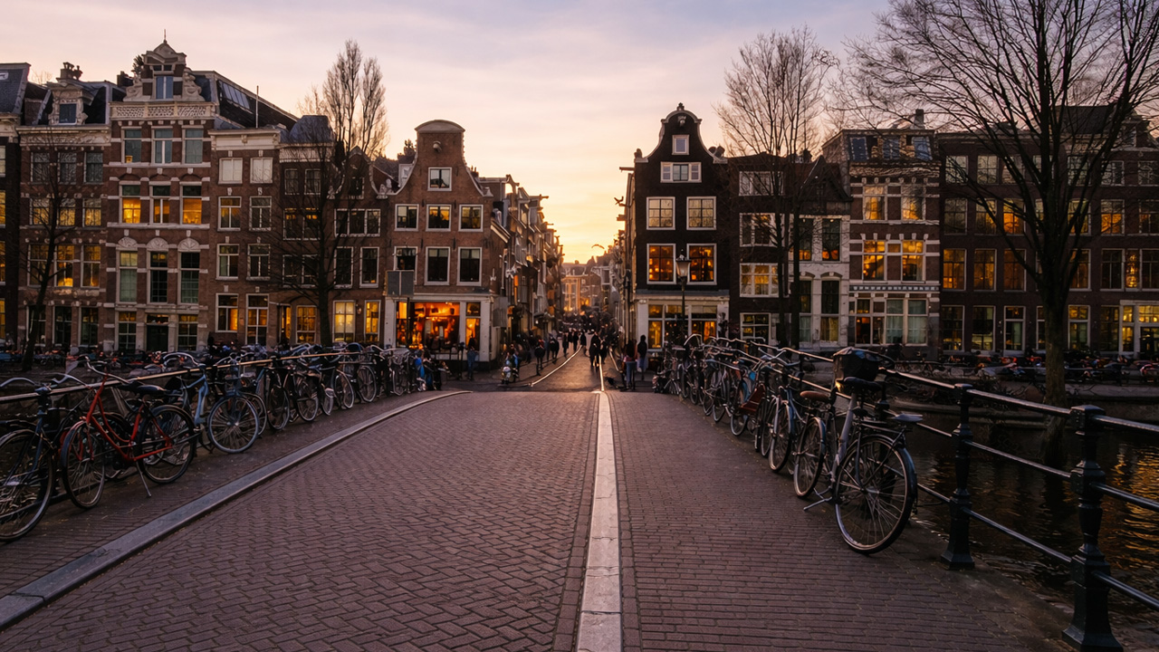 Kveldstur i Amsterdams stemningsfulle gater