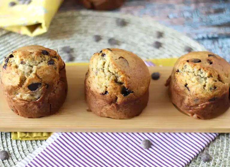 Extra gierige Muffins mit Banane und Schokoladenstückchen