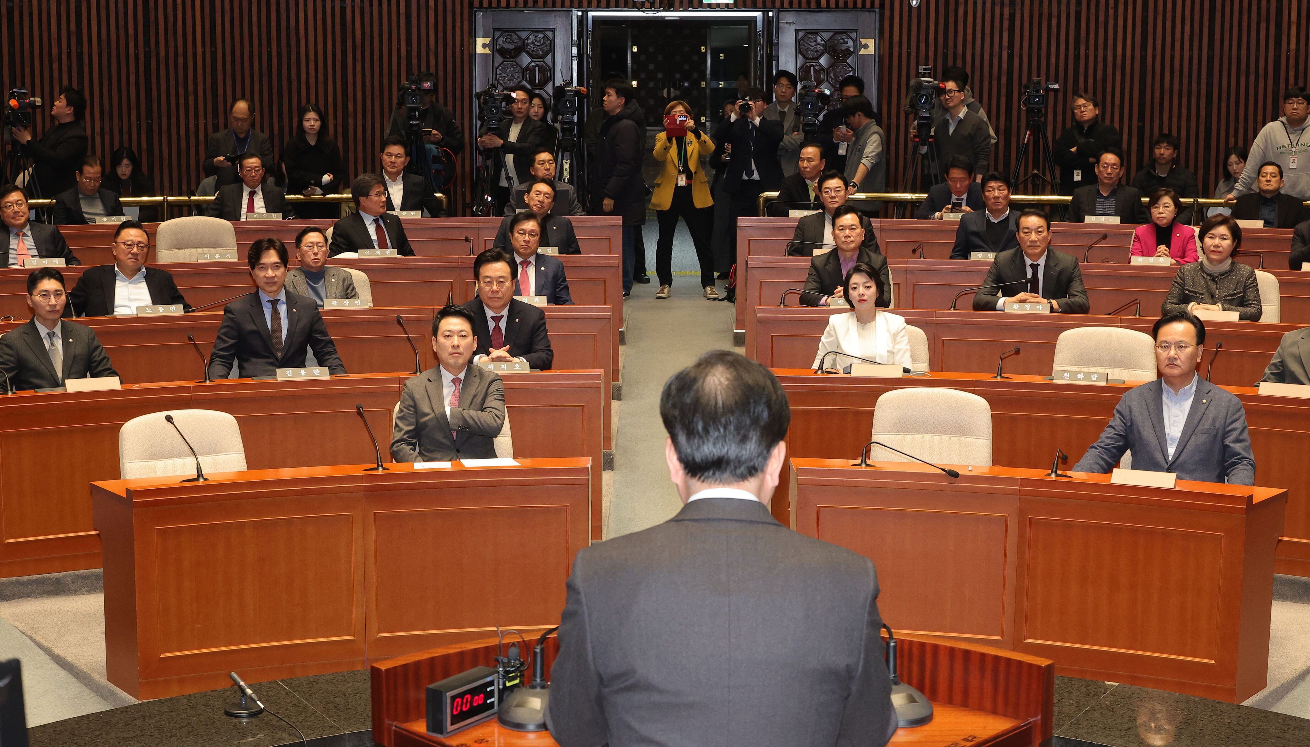 Breaking: People Power Party drafts resolution apologizing for martial ...