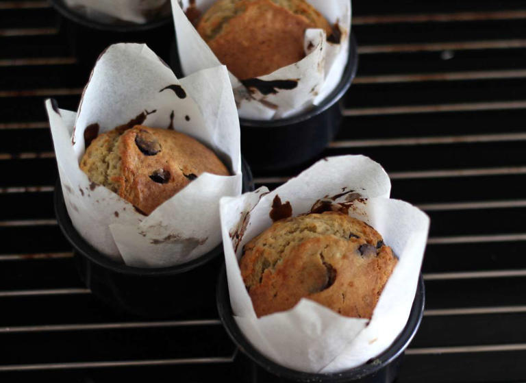 Extra gierige Muffins mit Banane und Schokoladenstückchen