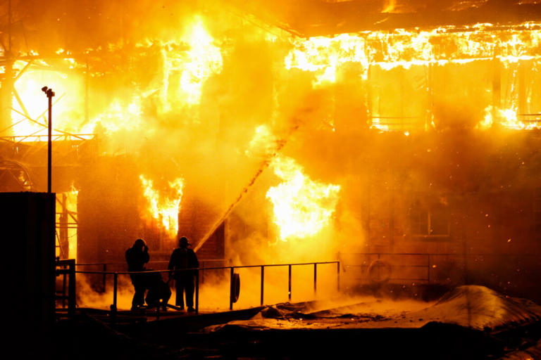 Esplosione e fiamme alla stazione centrale: crolli e città nel caos