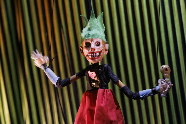 His underground puppet shows draw massive crowds to LA street corner ...