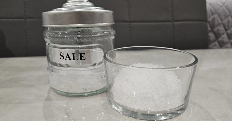 Il motivo per gettare una manciata di sale grosso nel water ogni sera