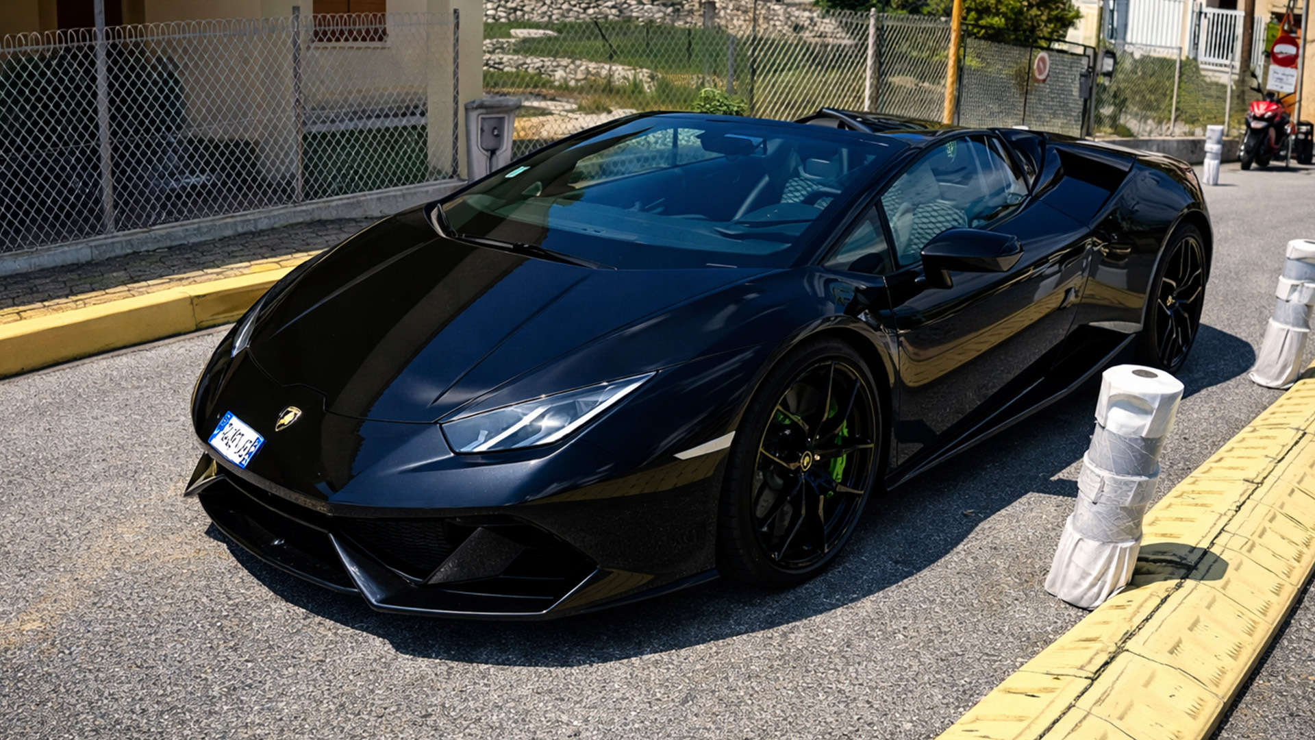 What does a Lamborghini Huracan Spyder really sound like?