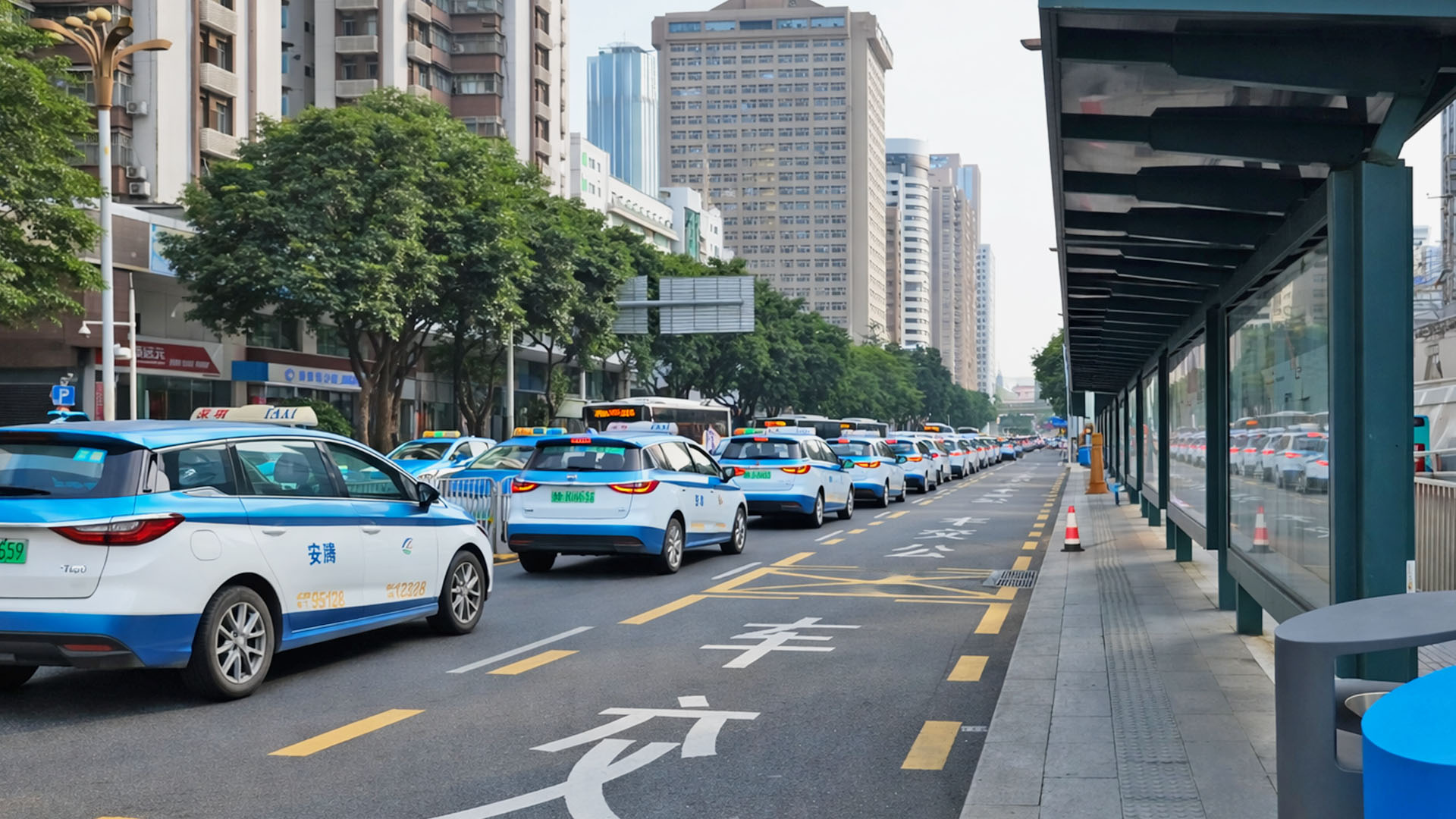 Varios taxis esperan juntos cerca de una parada de autobús en China