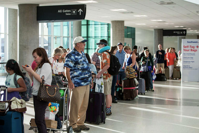 Houston travelers face 3-hour TSA lines – PreCheck finally brings relief