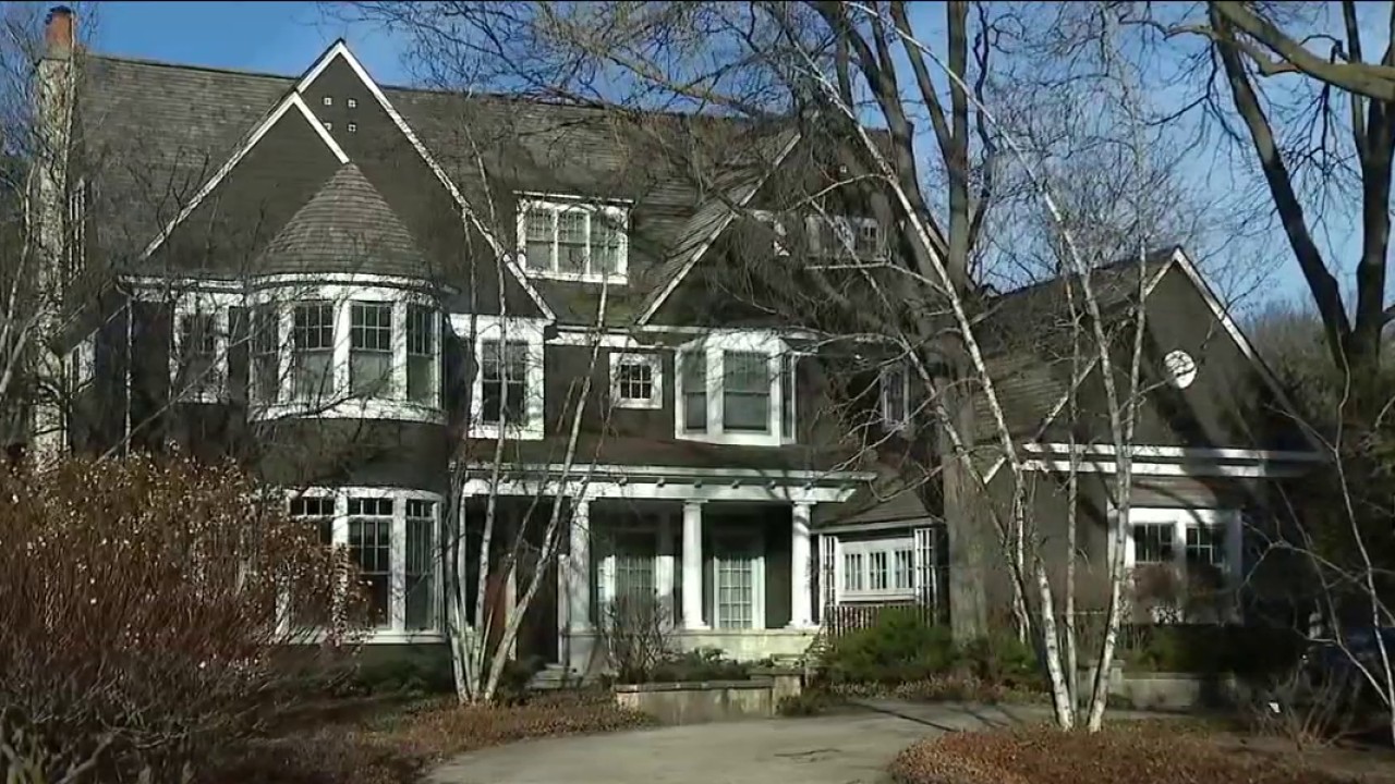 Masked men storm suburban Chicago home, hold victim at gunpoint