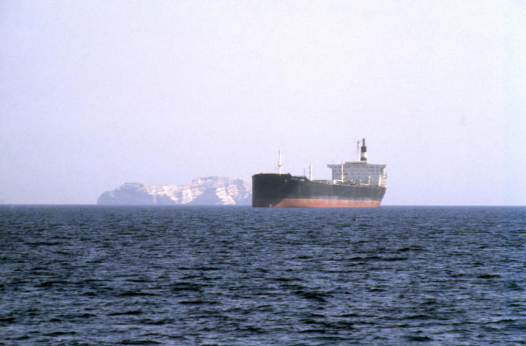 Ένα ελληνικής διαχείρισης πετρελαιοφόρο διέσχισε τα Στενά του Ορμούζ