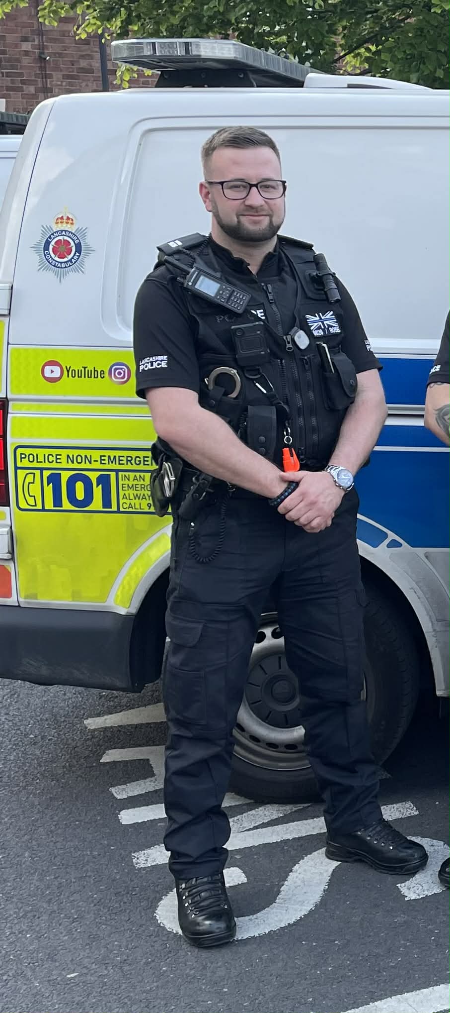 Heroic off-duty police officer praised for life-saving actions ...