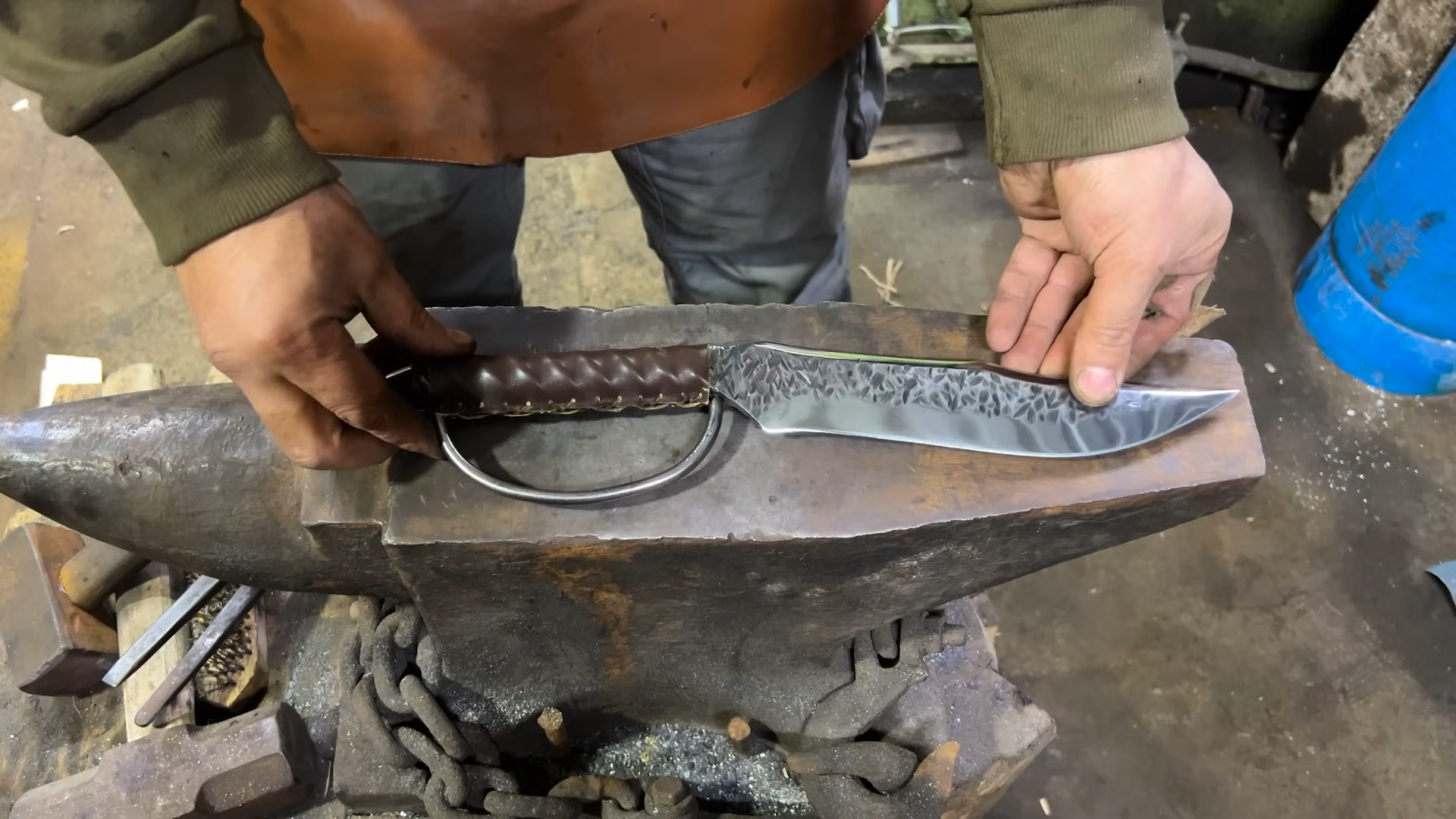 How a blacksmith repurposes rebar into a functional blade