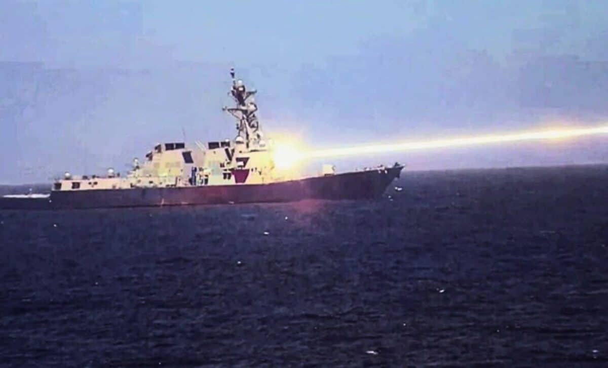 A US Navy destroyer vaporizes a drone swarm at sea with a powerful ...
