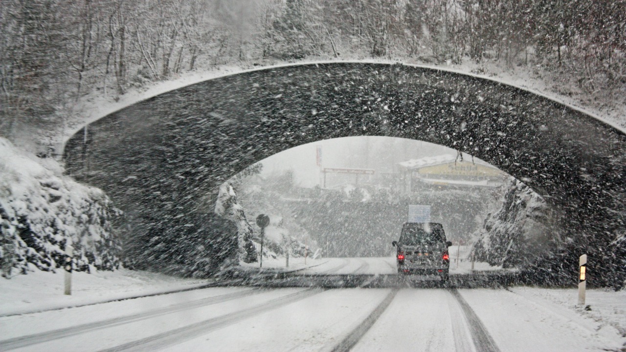Winter storm warnings cite up to 4 ft of snow and 55 mph winds
