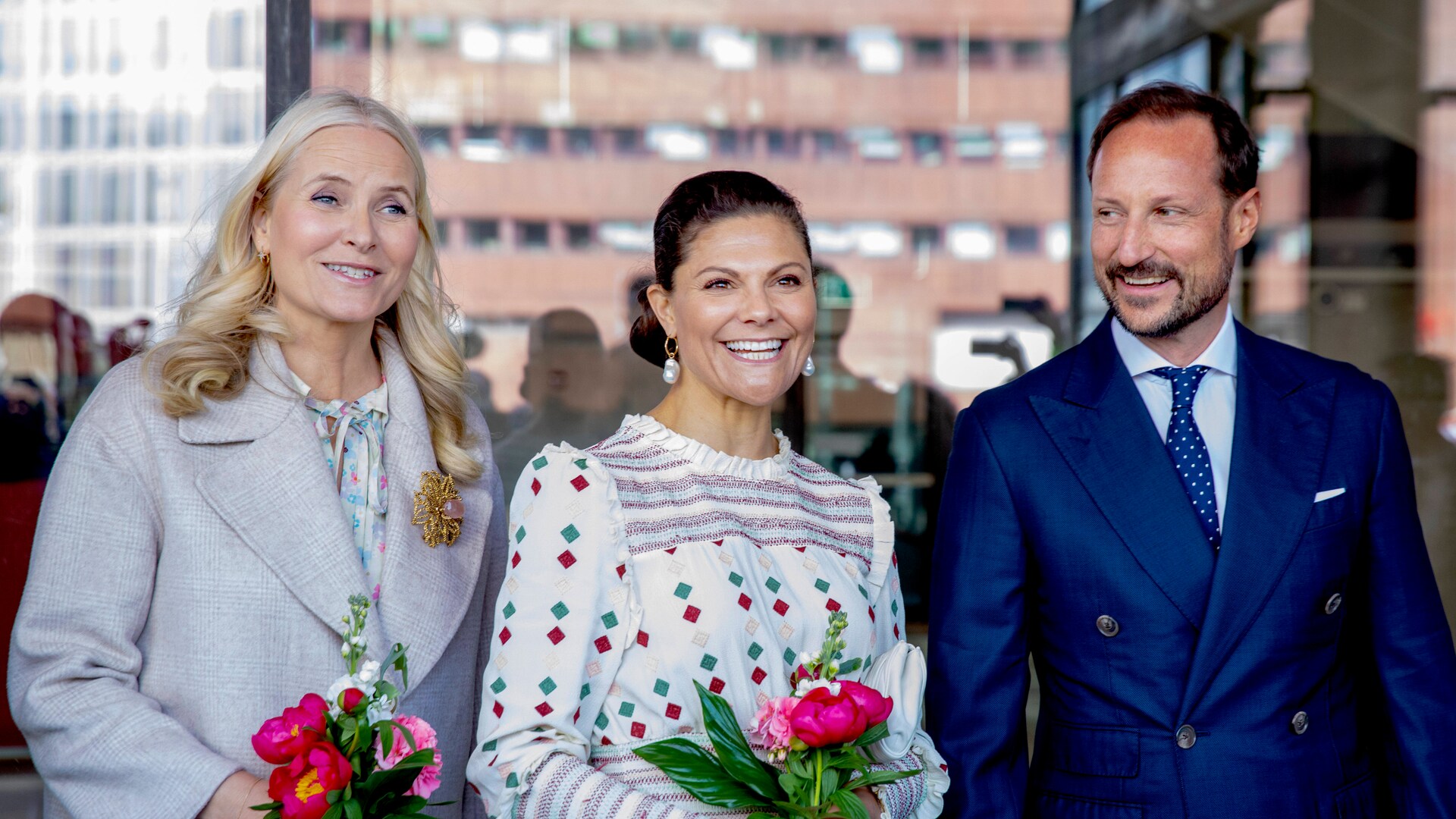 Während Vertrauen in Mette-Marit sinkt, fliegen Victoria die Herzen zu