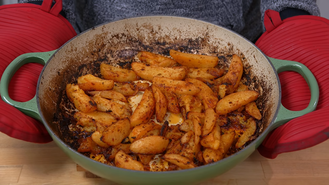 Simple lemon roasted potatoes that taste like Greek restaurant potatoes