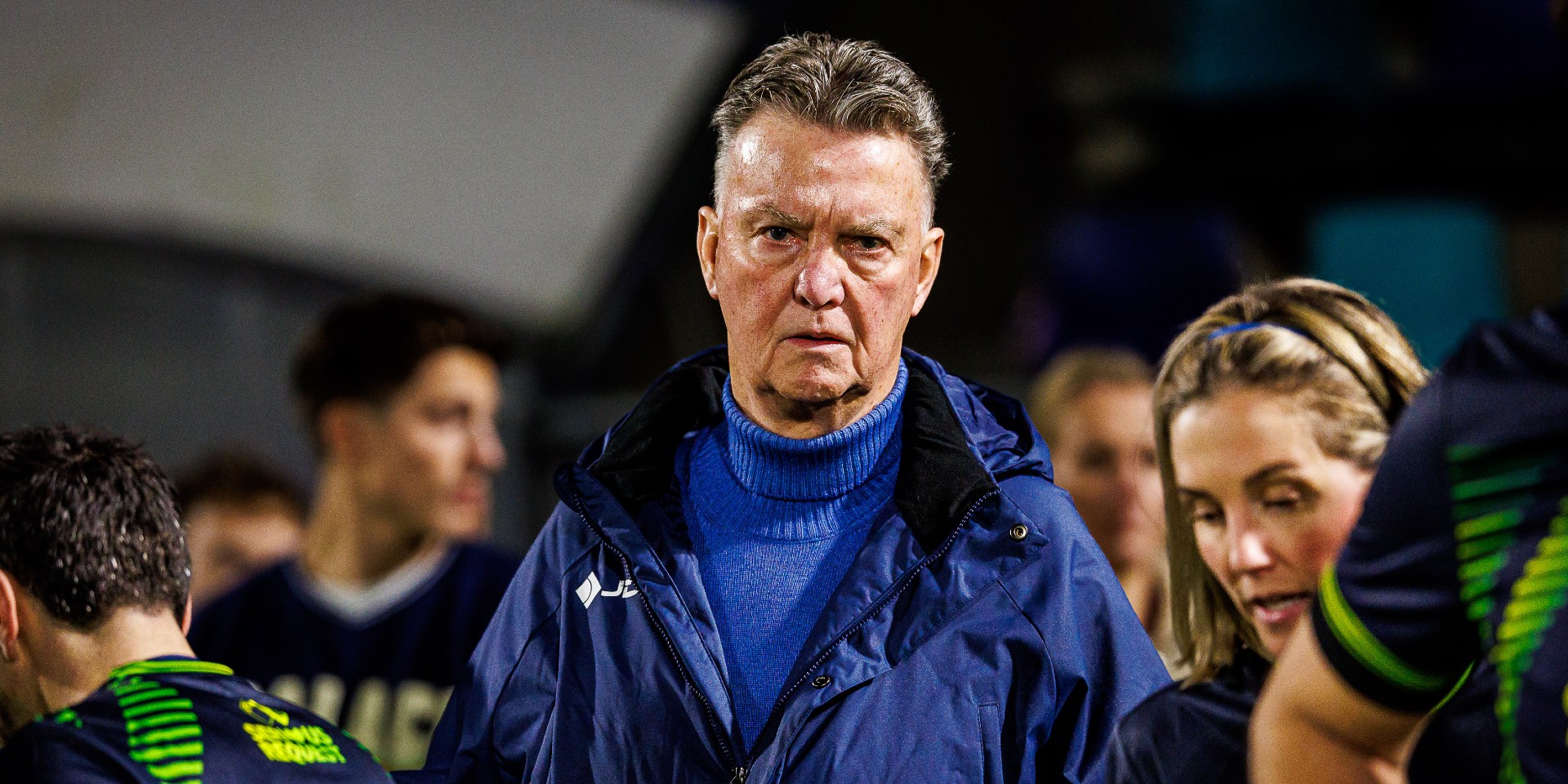Farioli geeft Van Gaal en Blind 'steekjes onder water': 'Louis kennende...'