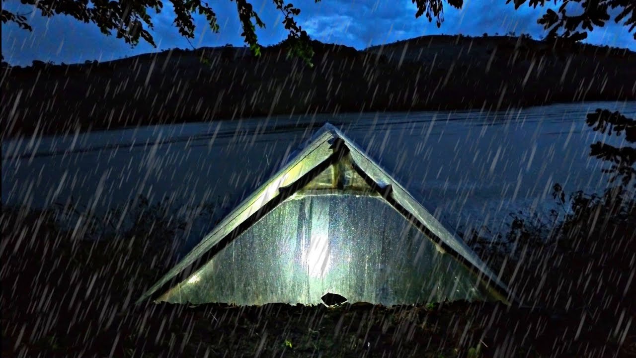 Saya berkemah dan memancing di tengah hutan