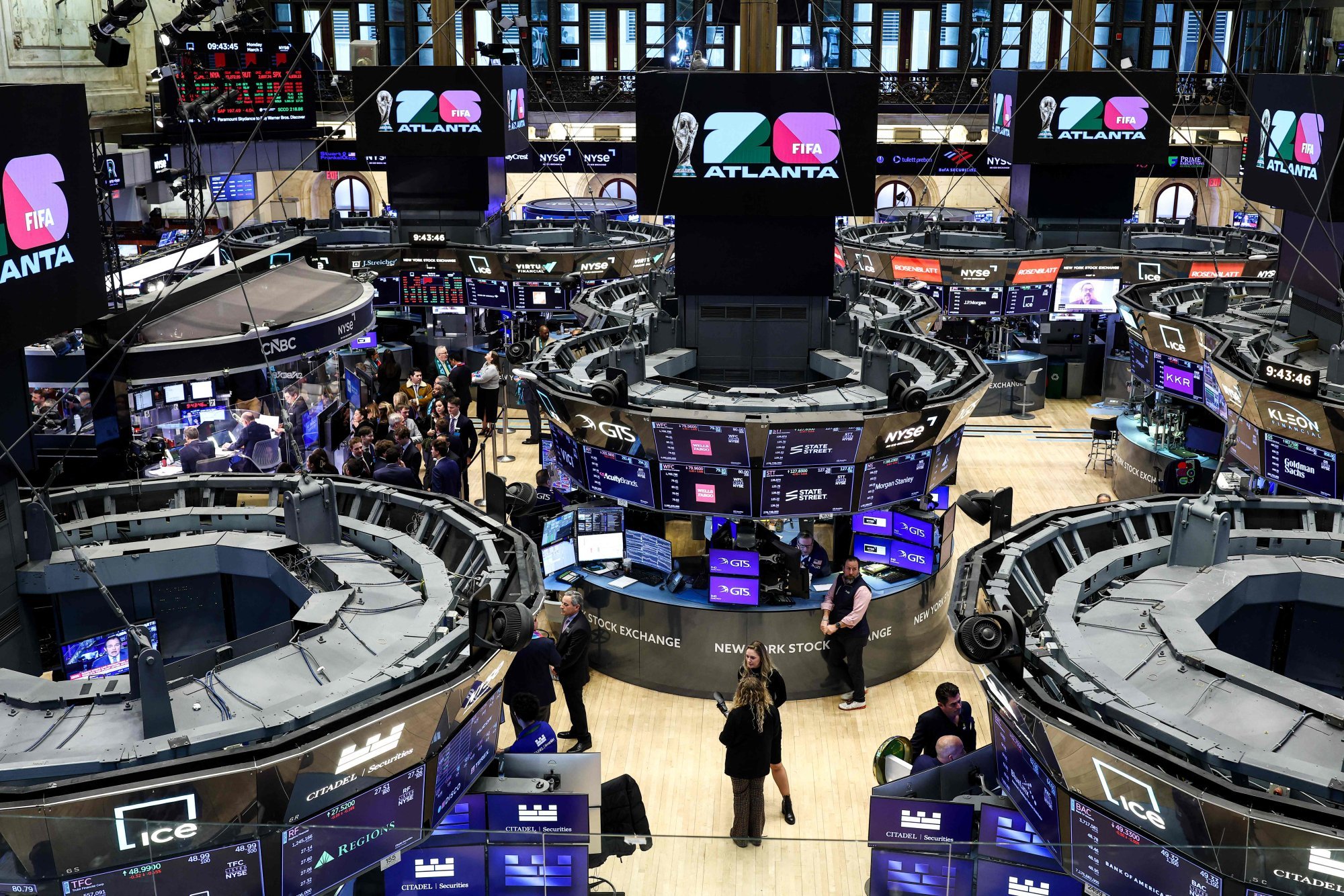 Hong Kong urged to extend stock trading hours to keep up with rivals