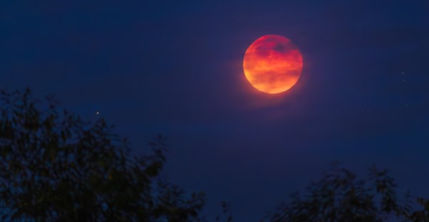 What does a red moon mean?