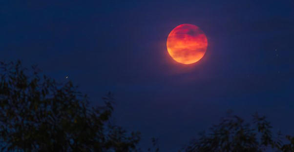 What does a red moon mean?