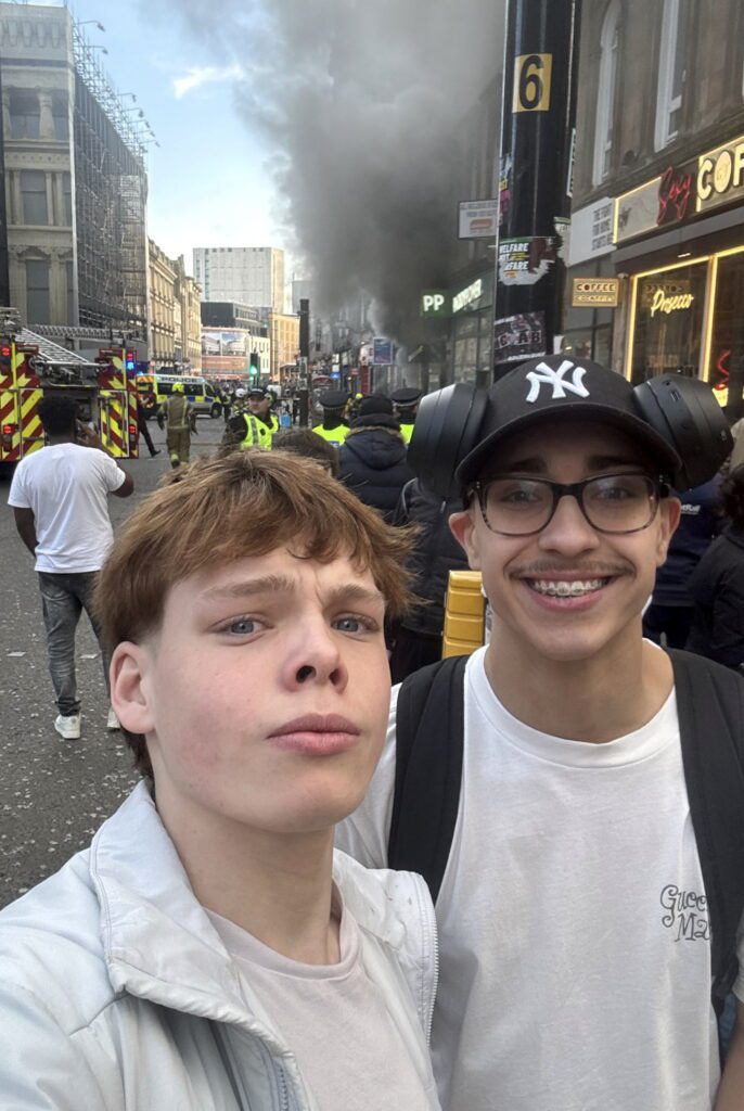 Moment heroes run into burning Glasgow vape shop to extinguish first flames