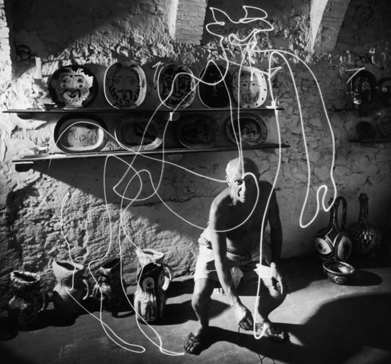 Foto del giorno: i disegni di luce di Picasso