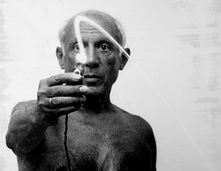 Foto del giorno: i disegni di luce di Picasso