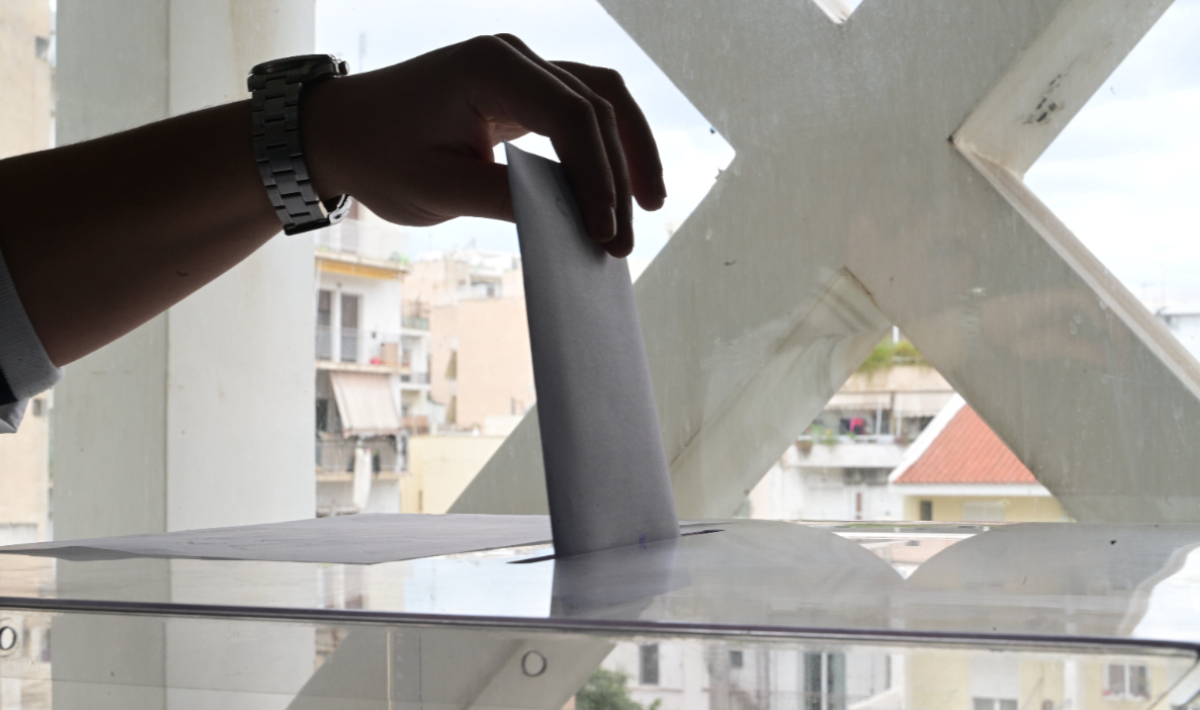 Interview: Πτώση για τη Νέα Δημοκρατία, στη δεύτερη θέση το ΠΑΣΟΚ ...