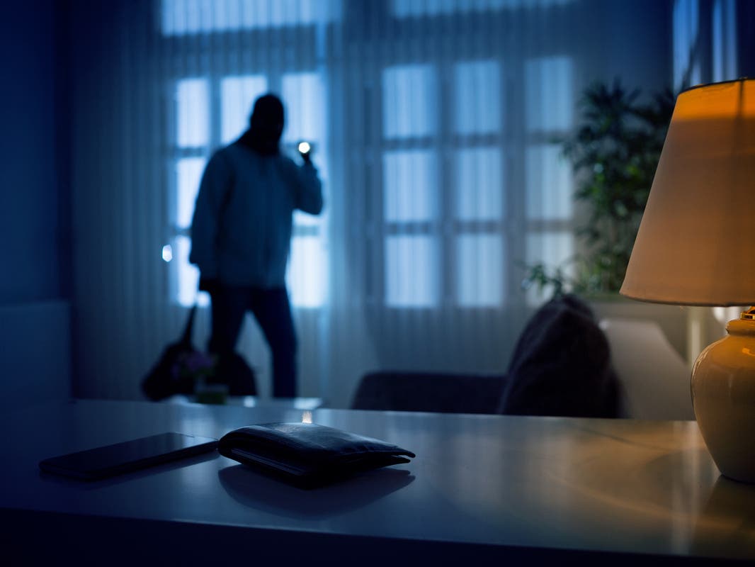Masked home invaders hold resident at gunpoint in Winnetka: Cops