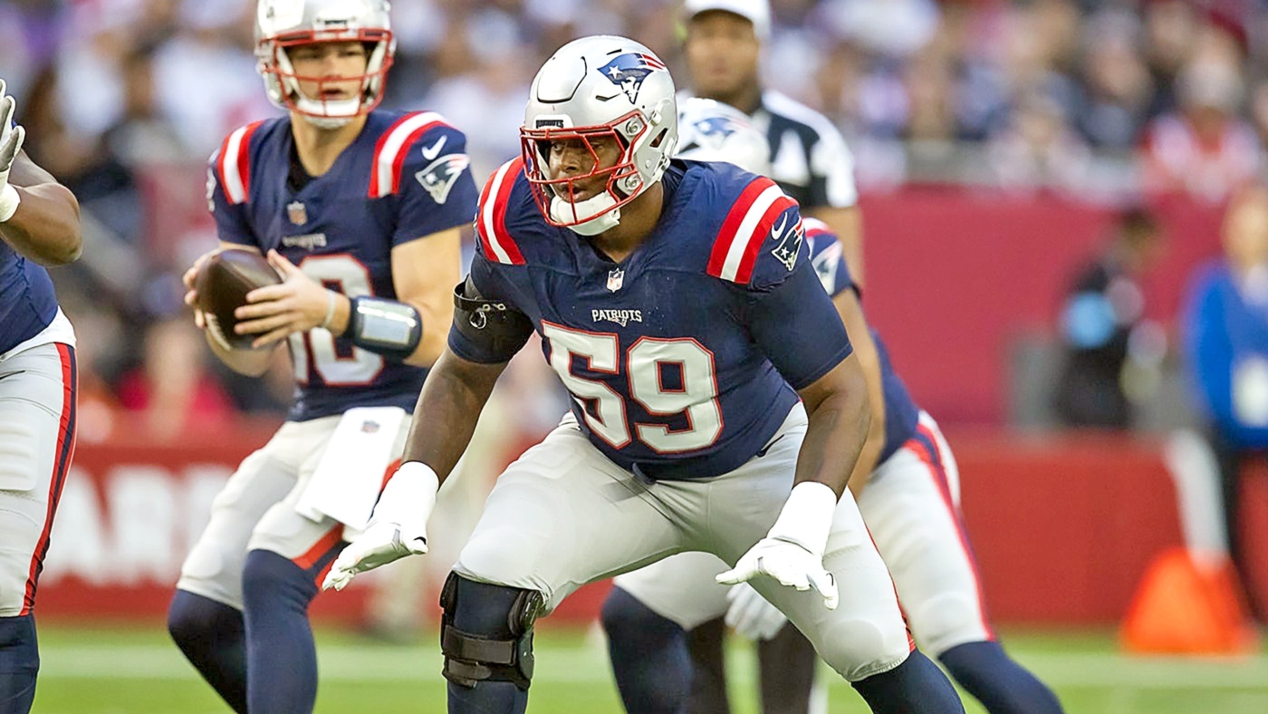 49ers signing Patriots OT Vederian Lowe to a two-year deal