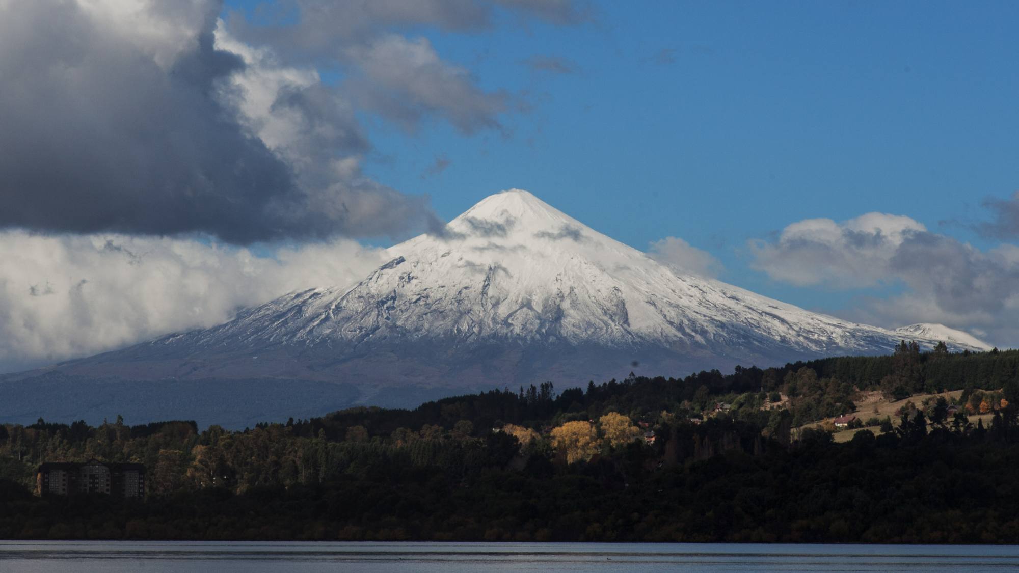 Reportan aumento de actividad del volcán Villarrica: reaparece lago de ...