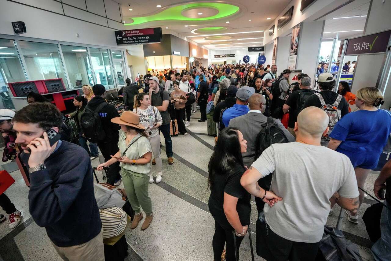 Travelers are still waiting hours in Hobby Airport TSA lines Monday as ...