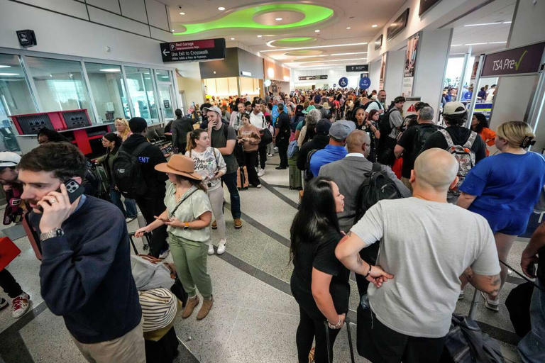 Travelers are still waiting hours in Hobby Airport TSA lines Monday as ...