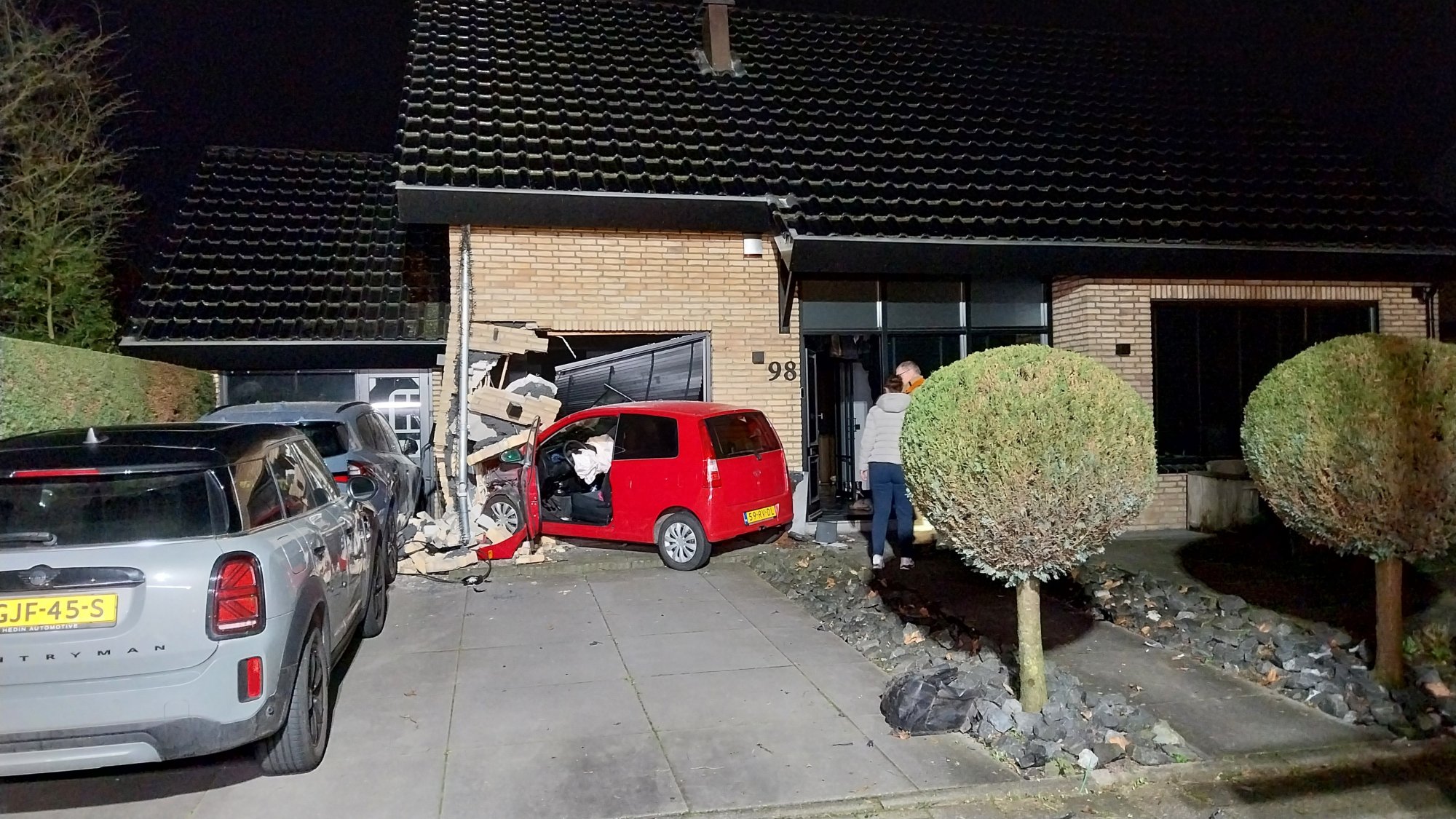 Auto rijdt woning binnen in Zwijndrecht, zware beschadiging aan gevel