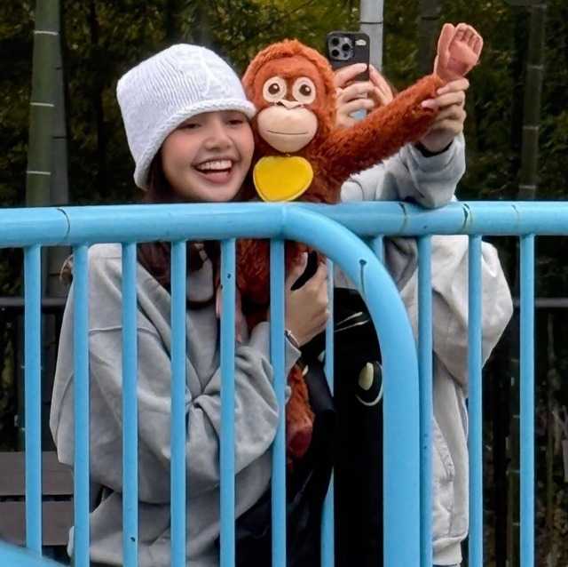 Lisa visits viral monkey 'Punch' in Japan, shares adorable moment on ...